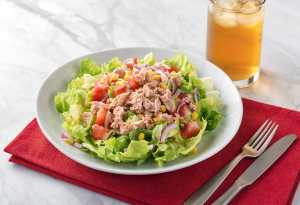 Ensalada iceberg con atún, cebolla roja y maíz - La Grosella® - Comida ...